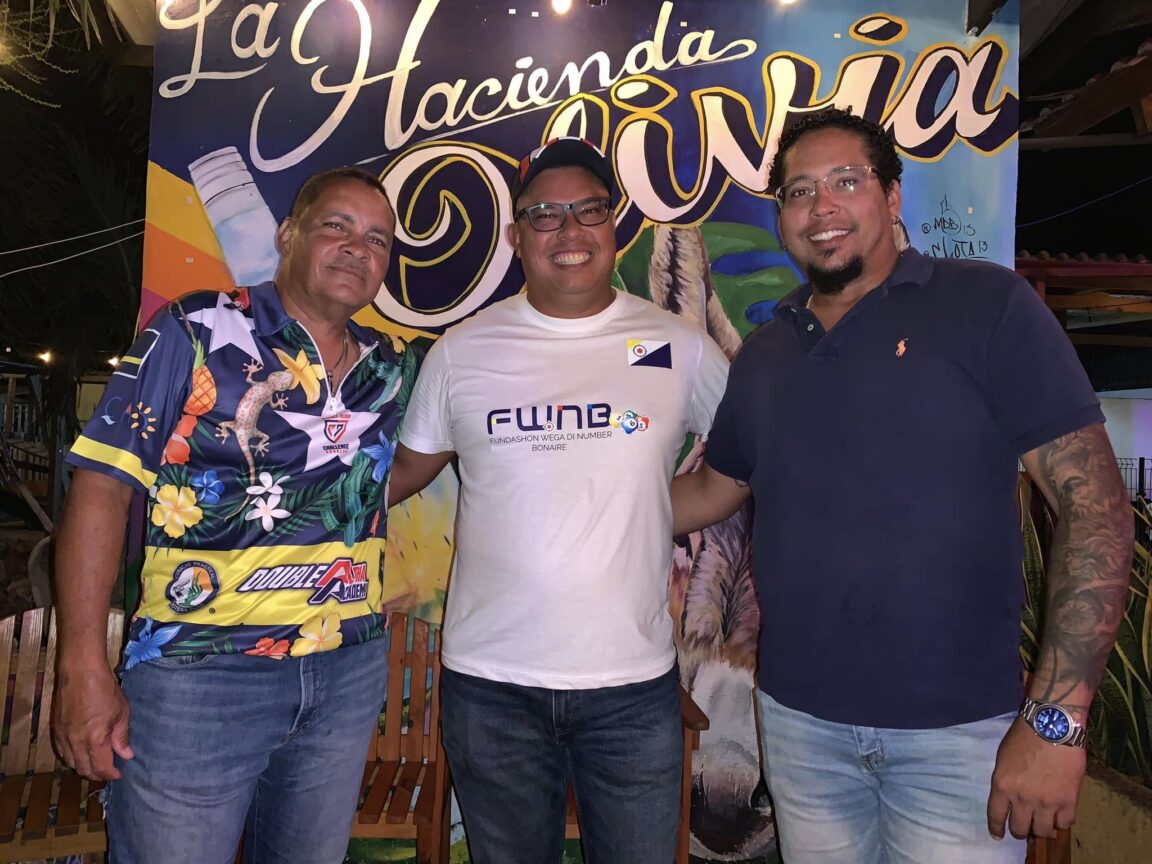 ETHURIEL NICOLAAS I STEPHEN SALAS TA BAI ARUBA PA TIRÚ I TA PARTISIPÁ NA EDISHON DI ARUBA OPEN ...