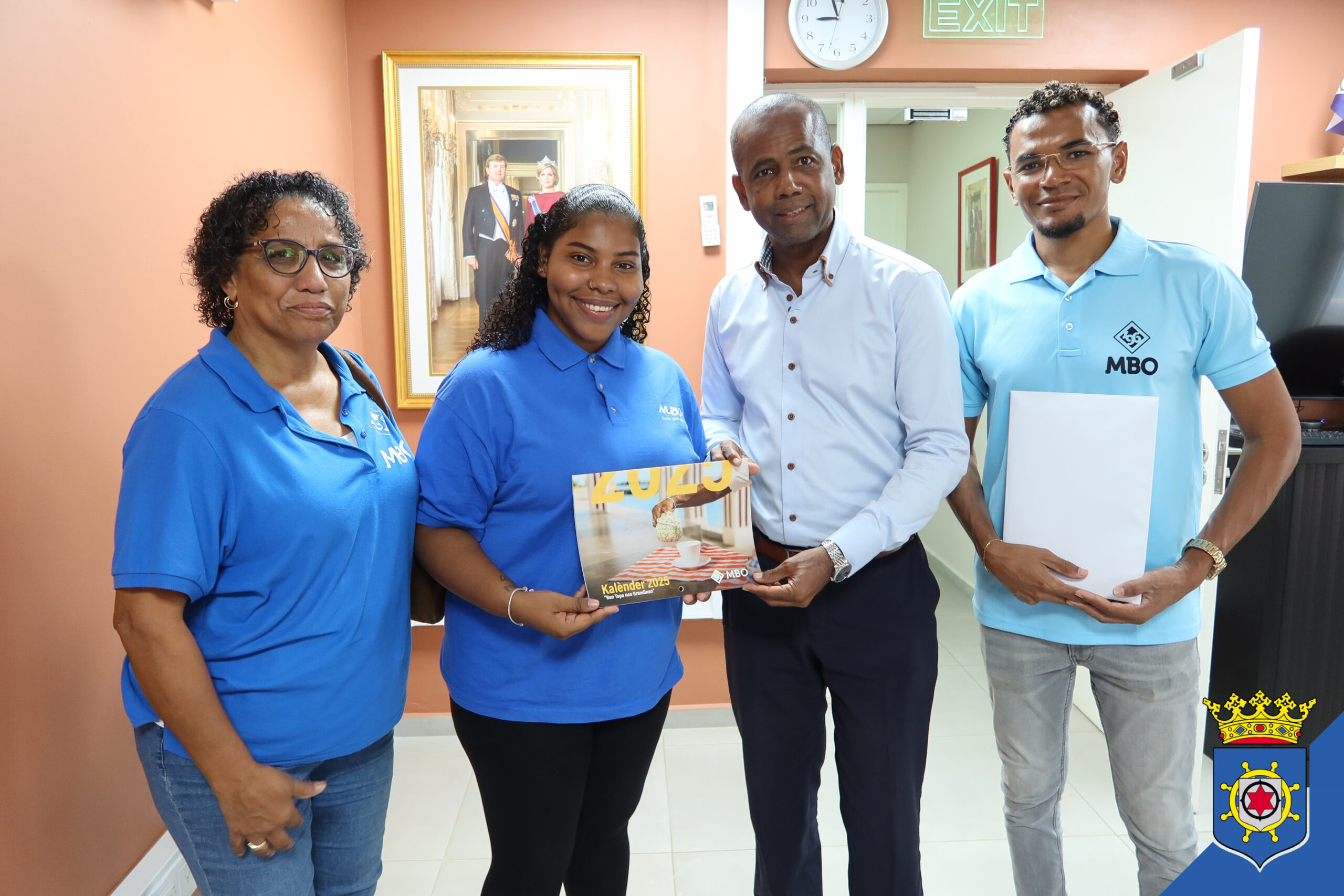 ENTREGA DI KALÈNDER 2025 “BAN TOPA NOS GRANDINAN” NA GEZAGHÈBER JOHN ...