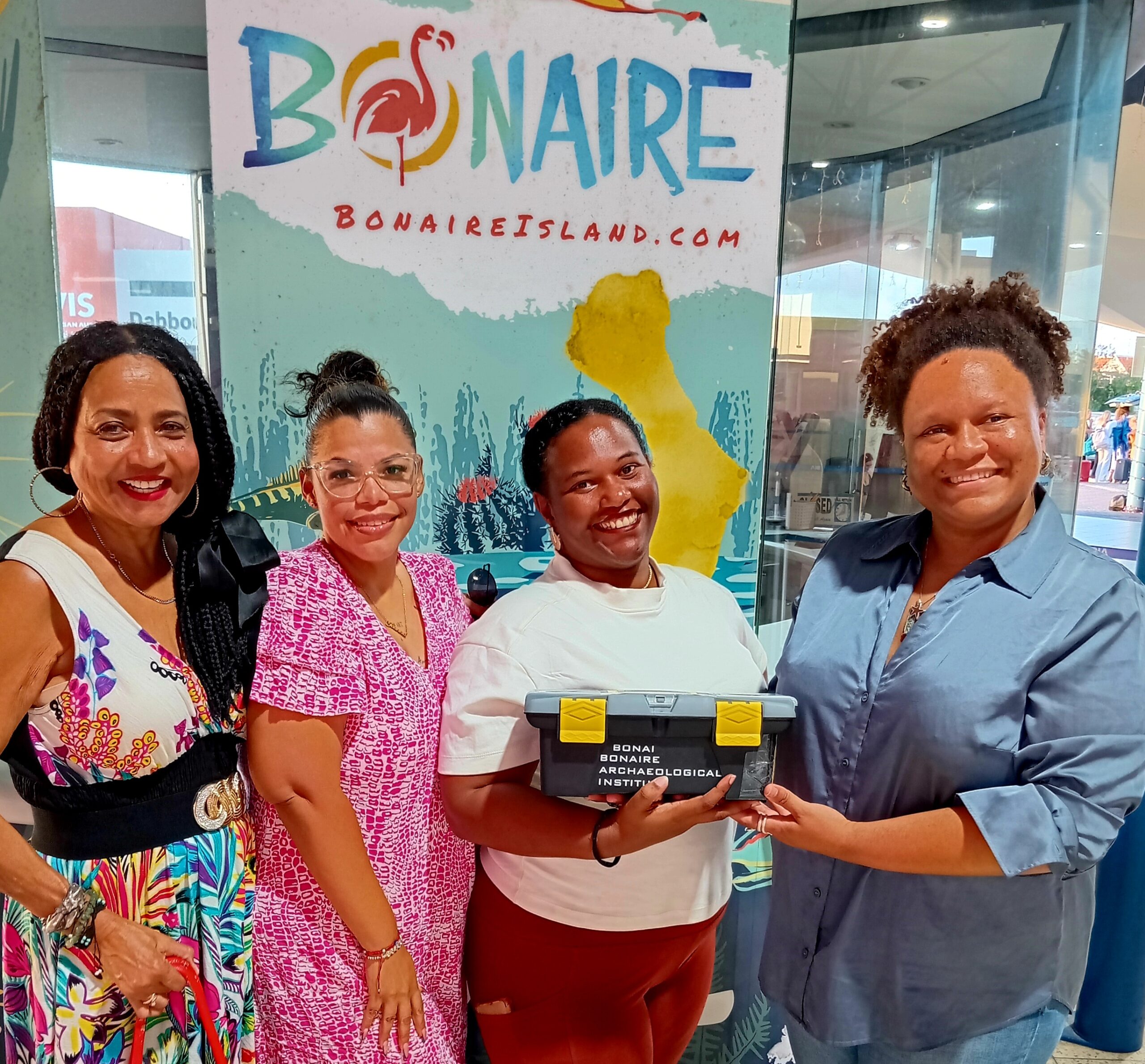 UN KAHA KU HISTORIA BONEIRU TA HIBA SU BOS INDÍGENA PA UN EKSPOSISHON ...