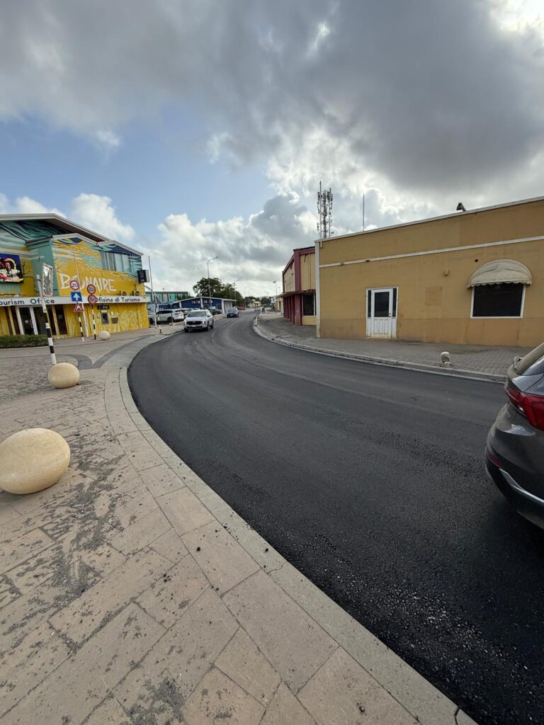 A RENOBÁ KAPA DI ASFALT DEN KAYA SIMON BOLIVAR SIN MOLÈSTER PA TRÁFIKO – Live99FM